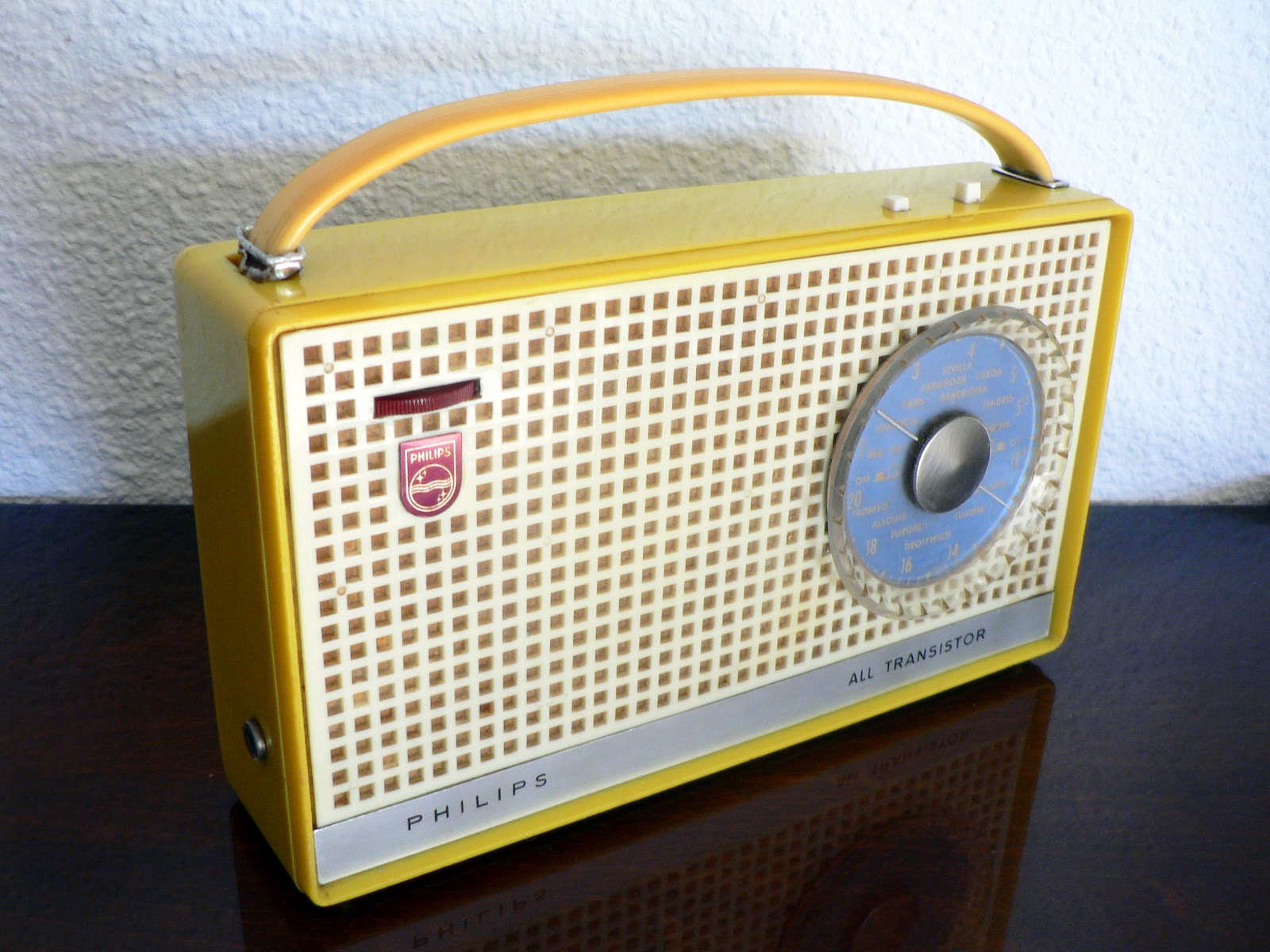 VINTAGE & KITSCH SIGLO XX: RADIO A PILAS PHILIPS ALL TRANSISTOR