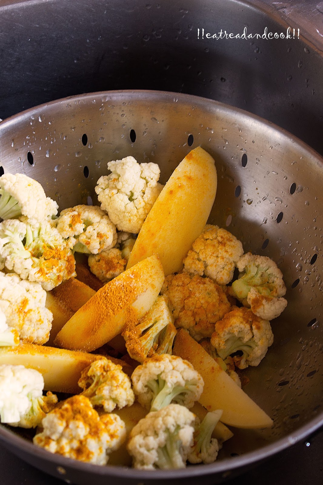 Aloo Fulkopi Die Macher Jhol / Bengali Fish Curry with Potato and ...