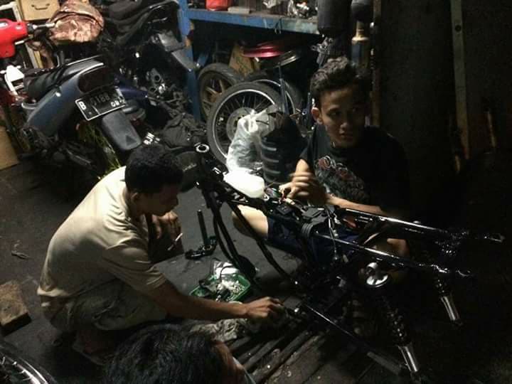 BIKIN HARU ...Sekelompok Anak Muda Membantu Bapak Ojek Online GOJEK ...