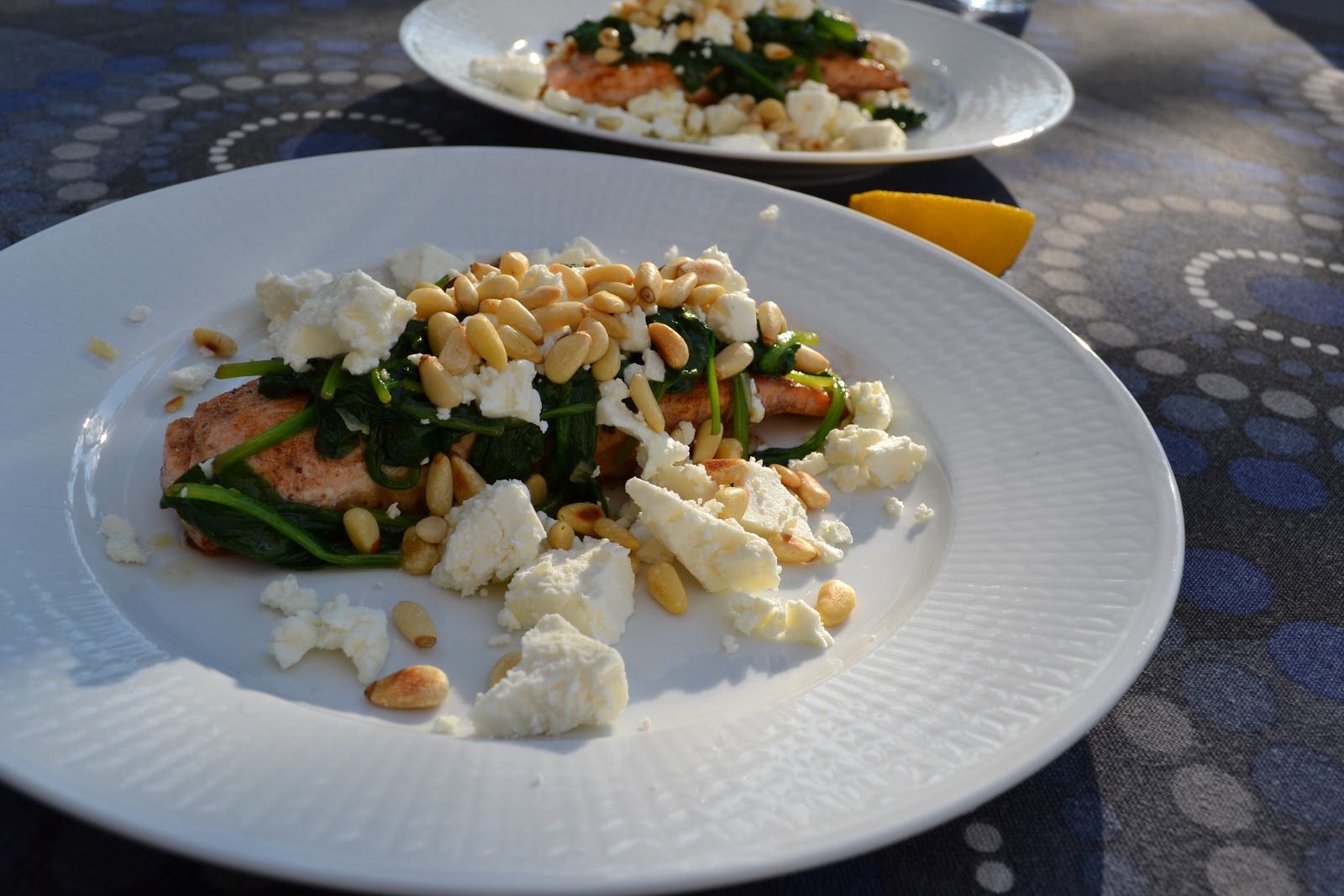 mmm recept: Stekt Laxfilé med Spenat, Fetaost och Pinjenötter