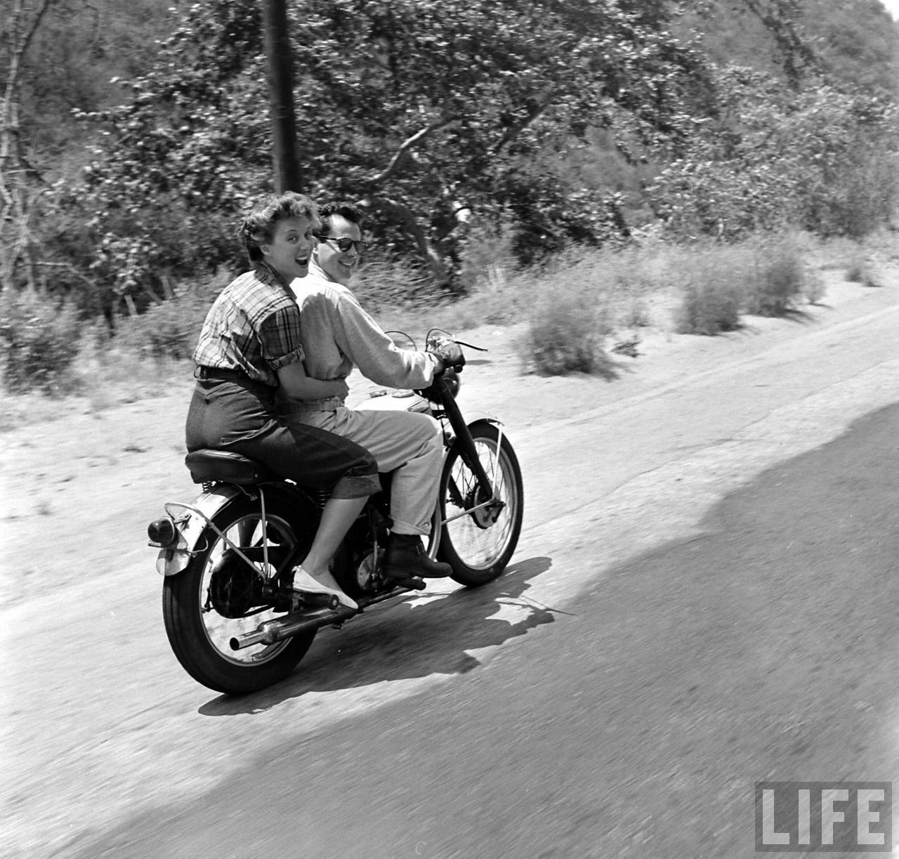 1940s Bike Girls: Fascinating Photos of Female Motorcyclists From 1949 ...