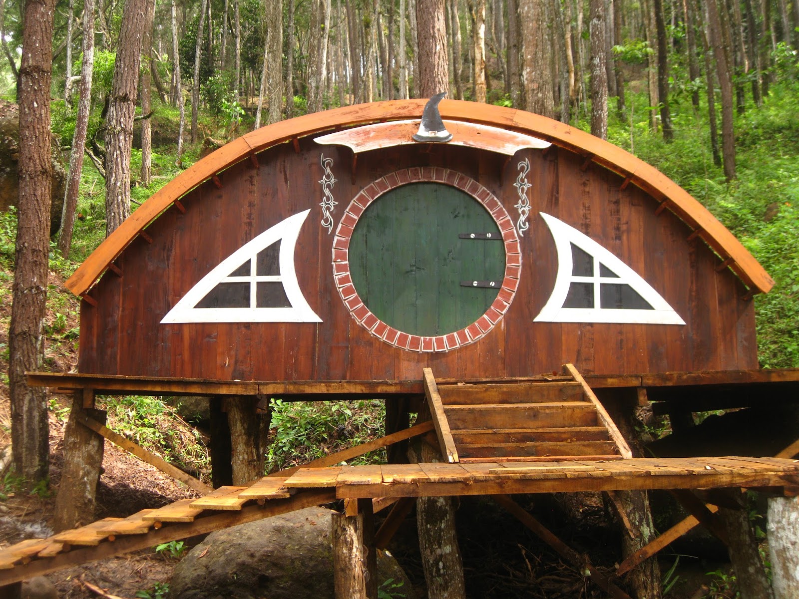 Berkunjung ke Rumah The Hobbit di Seribu batu Songgo Langit Mangunan