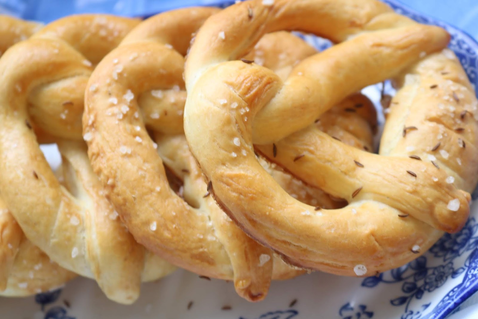 Bakina kuhinja - hrskavi slani pereci kao iz pekare - Bakini domaci i ...