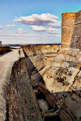 AMO DEL CASTILLO: Fosos medievales