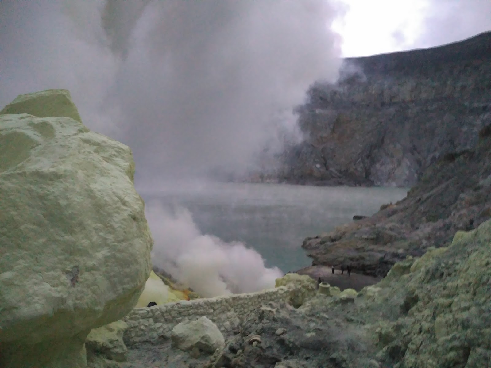 Kawah Ijen : Keindahan Di Balik Danau Belerang