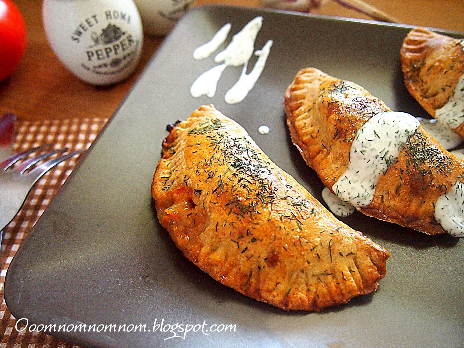 Ooomnomnomnom !: Pierogi z pieca z kurczakiem, pomidorami i żółtym ...