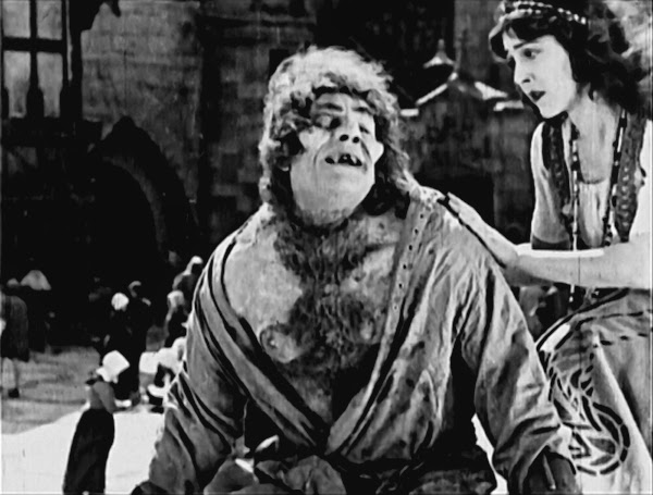 13: THE HUNCHBACK OF NOTRE DAME / Universal Pictures - 1923