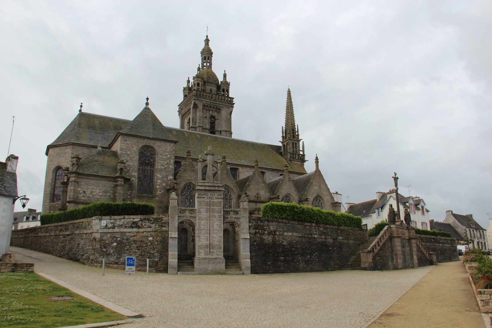 Terps, borgs and the pink granite coast: Pilgrims and enclos paroissiaux