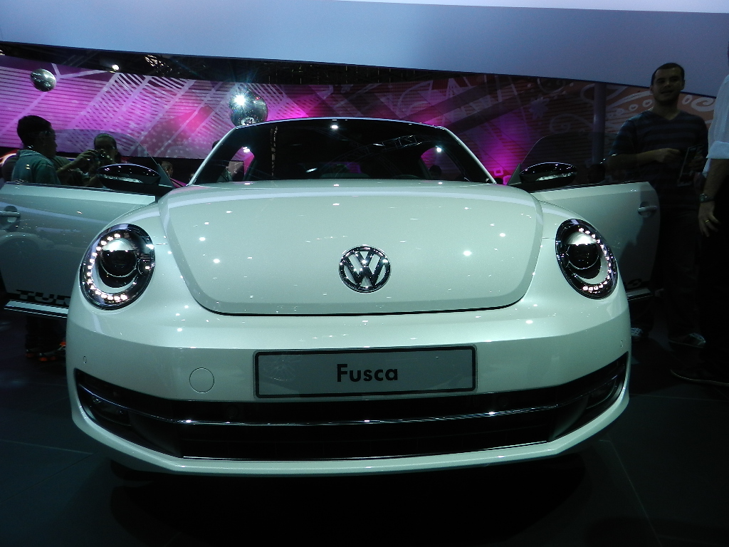 Video : VW faz campanha do novo Fusca no Youtube com Rivelino