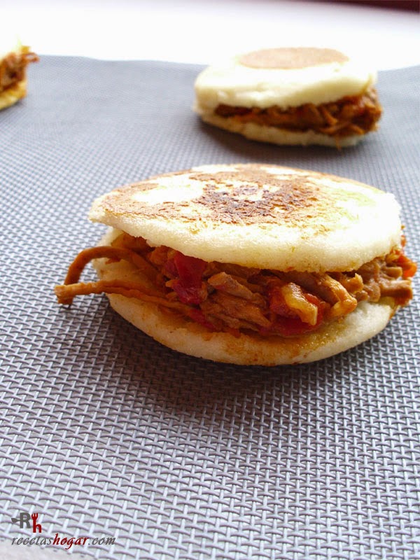 Arepas con carne desmechada - Receta de cocina casera