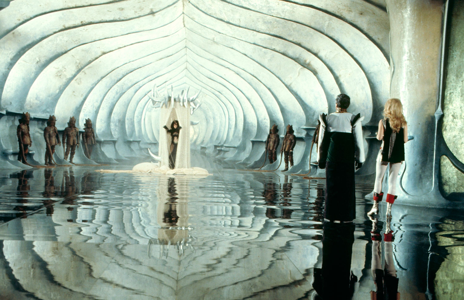 1960s Sci-fi Chic: 22 Rare and Funny Vintage Behind-the-Scenes Photos ...