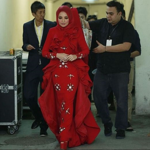 Pereka Fesyen Jawab Isu Baju Sotong Neelofa