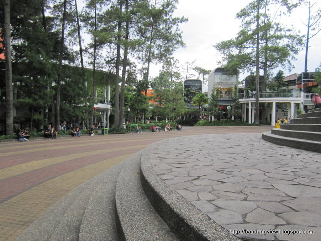 Ciwalk (Cihampelas Walk), mall yang rimbun dan hijau | Bandung View