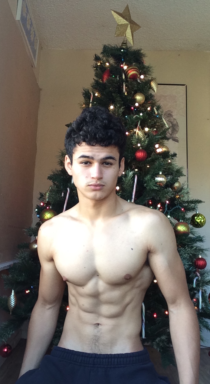 Real Man: Teen Bodybuilder Roberto Shares His Personal Muscle Shots ...