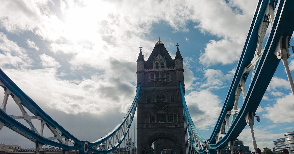 「タワー・ブリッジ(tower Bridge)」を渡る − ロンドン旅行