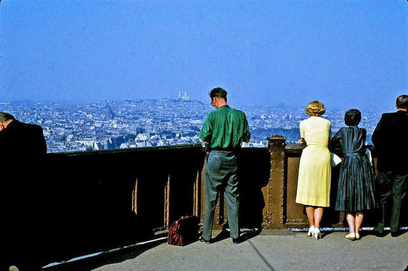 22 Fascinating Pictures That Capture Street Scenes of Paris in 1959 ...