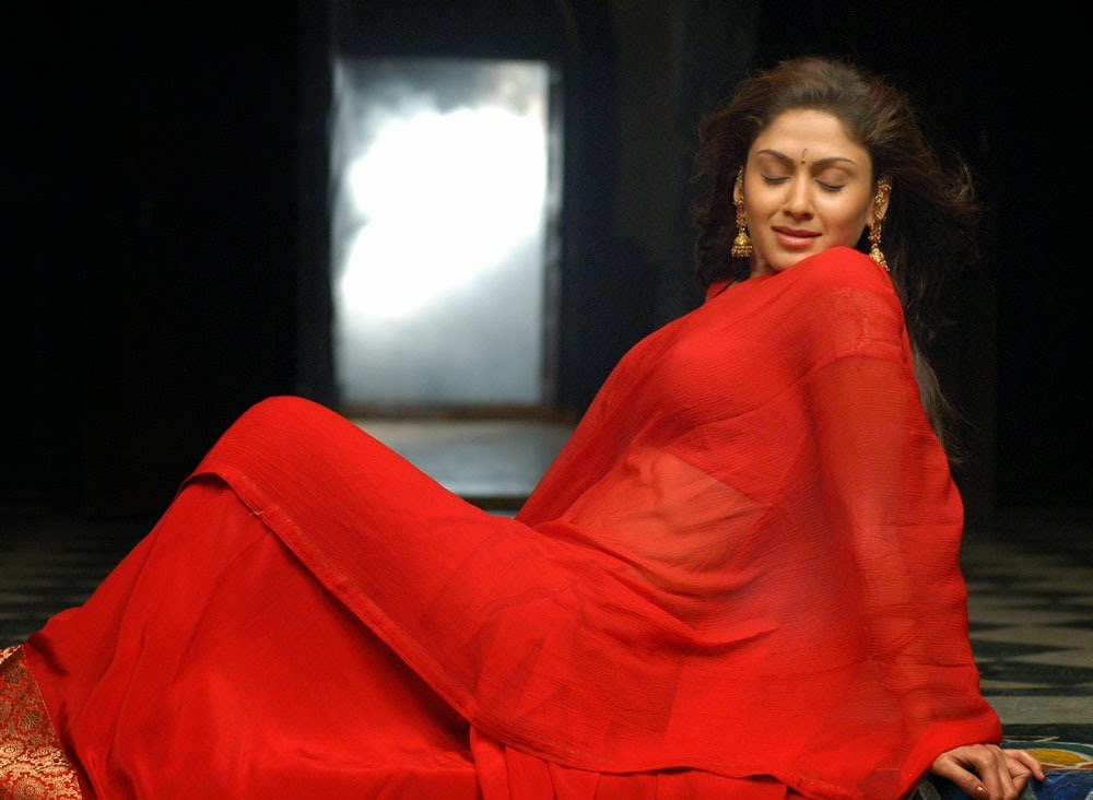 Actress Manjari Phadnis Hot Stills - Cine Gallery