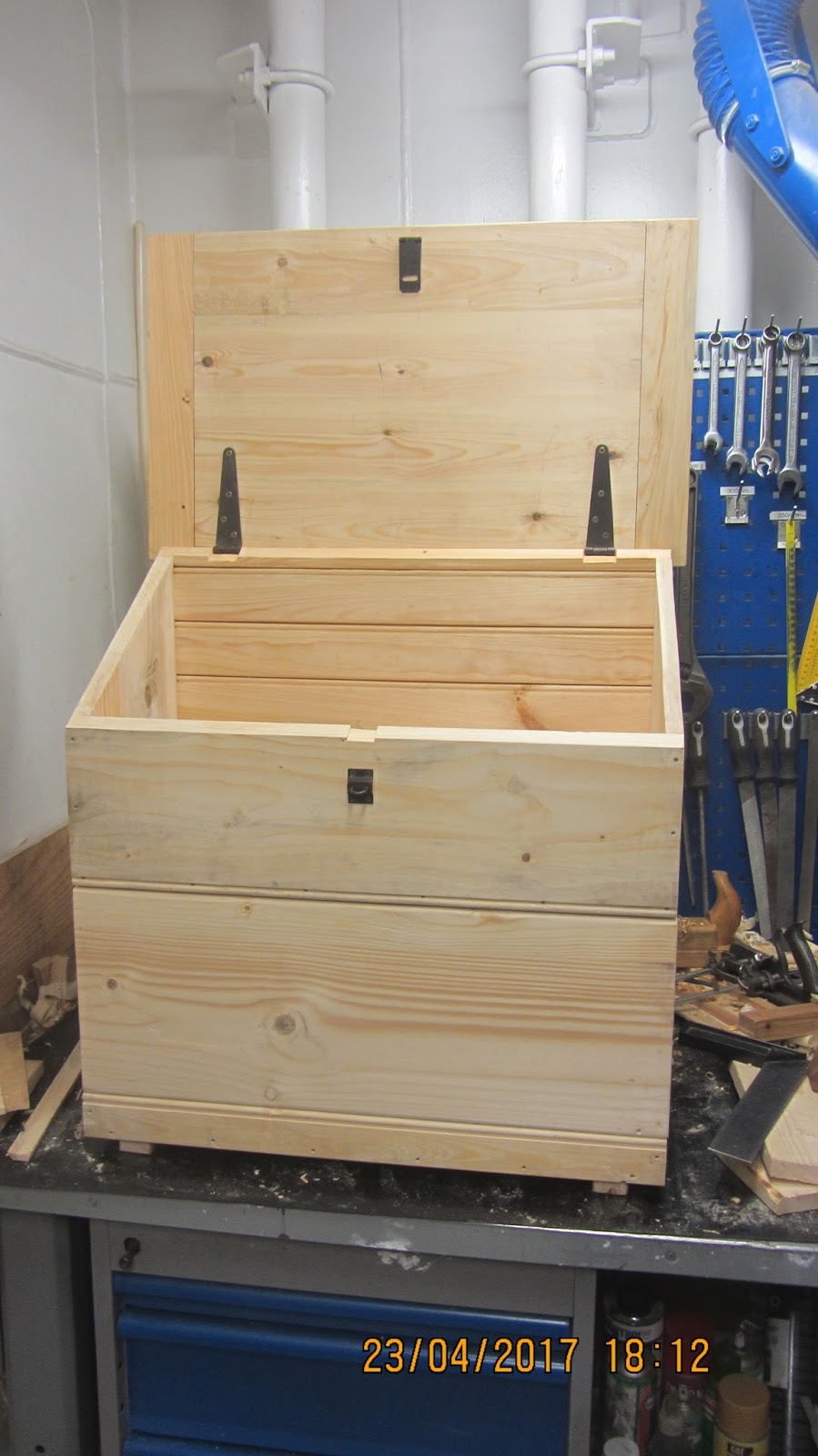 Mulesaw: Dutch tool chest build 5, the lid and assembly.