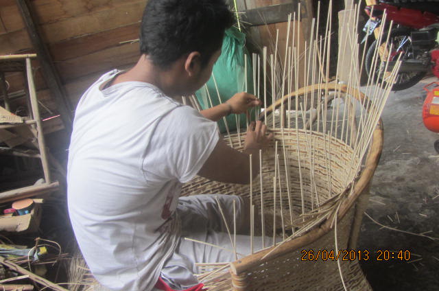 ANYAMAN ROTAN: Proses Pembuatan Anyaman Kursi Rotan