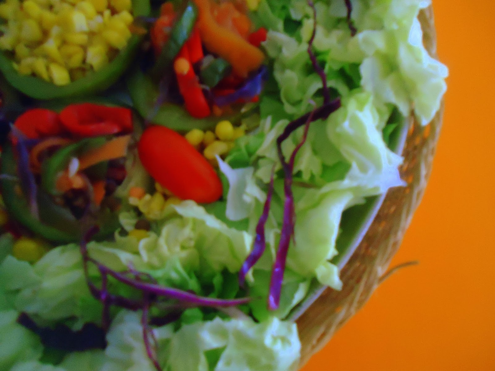 ensaladas en mandalas : Flor de verduras al vapor con hojas verdes