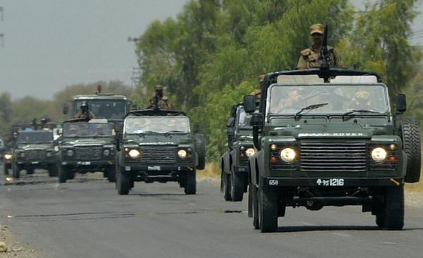 Asian Defence News: Sialkot - Pakistan Army's TATA Land Rovers moving ...