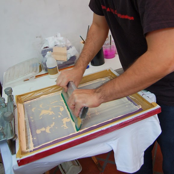 .: Como se realiza un estampado por serigrafía?