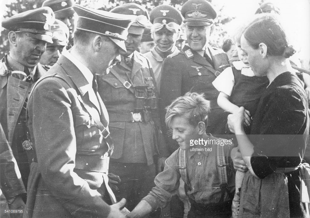 NAZI JERMAN: Foto Adolf Hitler dan Warga Sipil