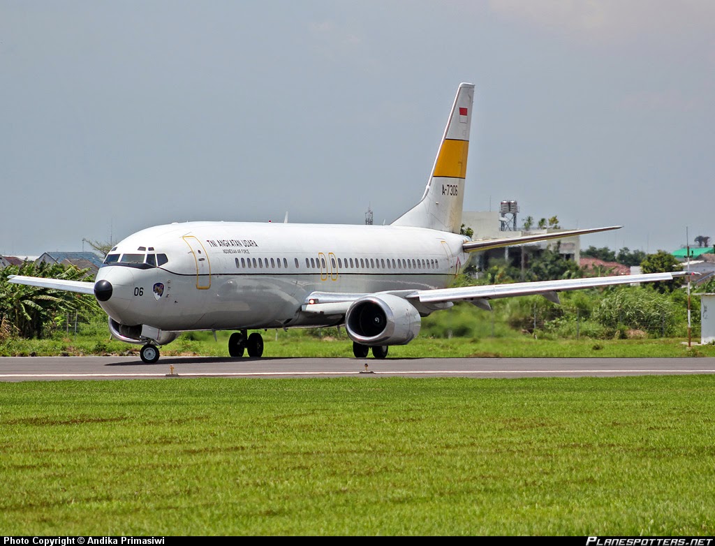 AIRPLANE SCALE MODELKIT: BOEING B 737-400