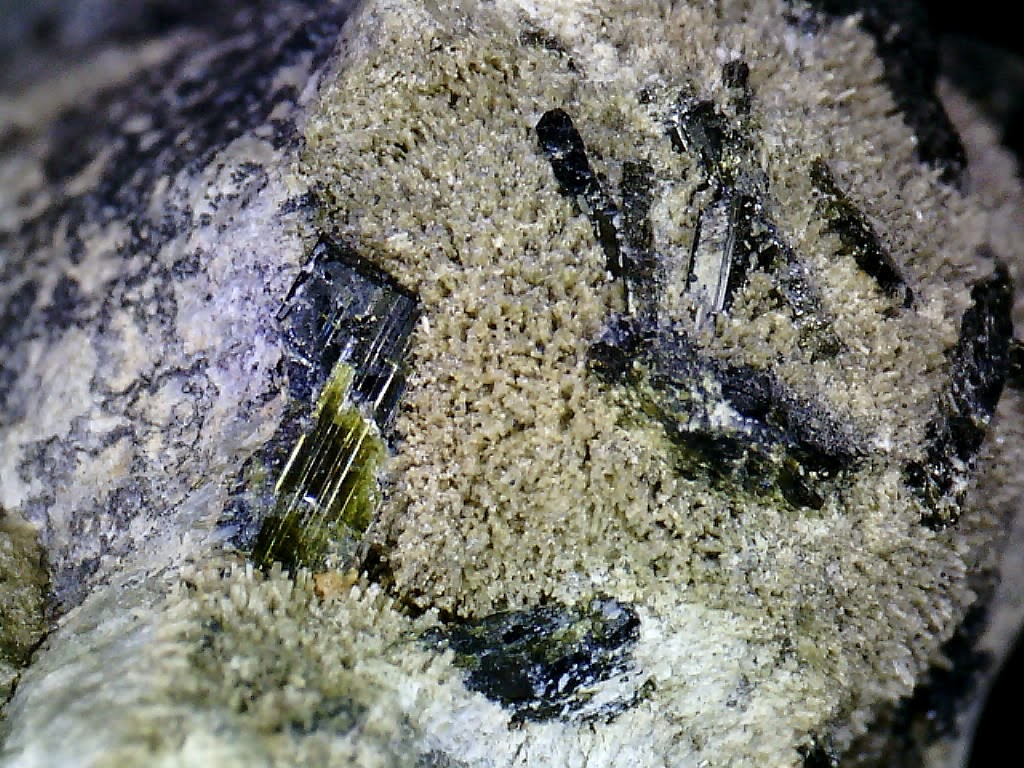 CSMS GEOLOGY POST: BABINGTONITE: MA STATE MINERAL