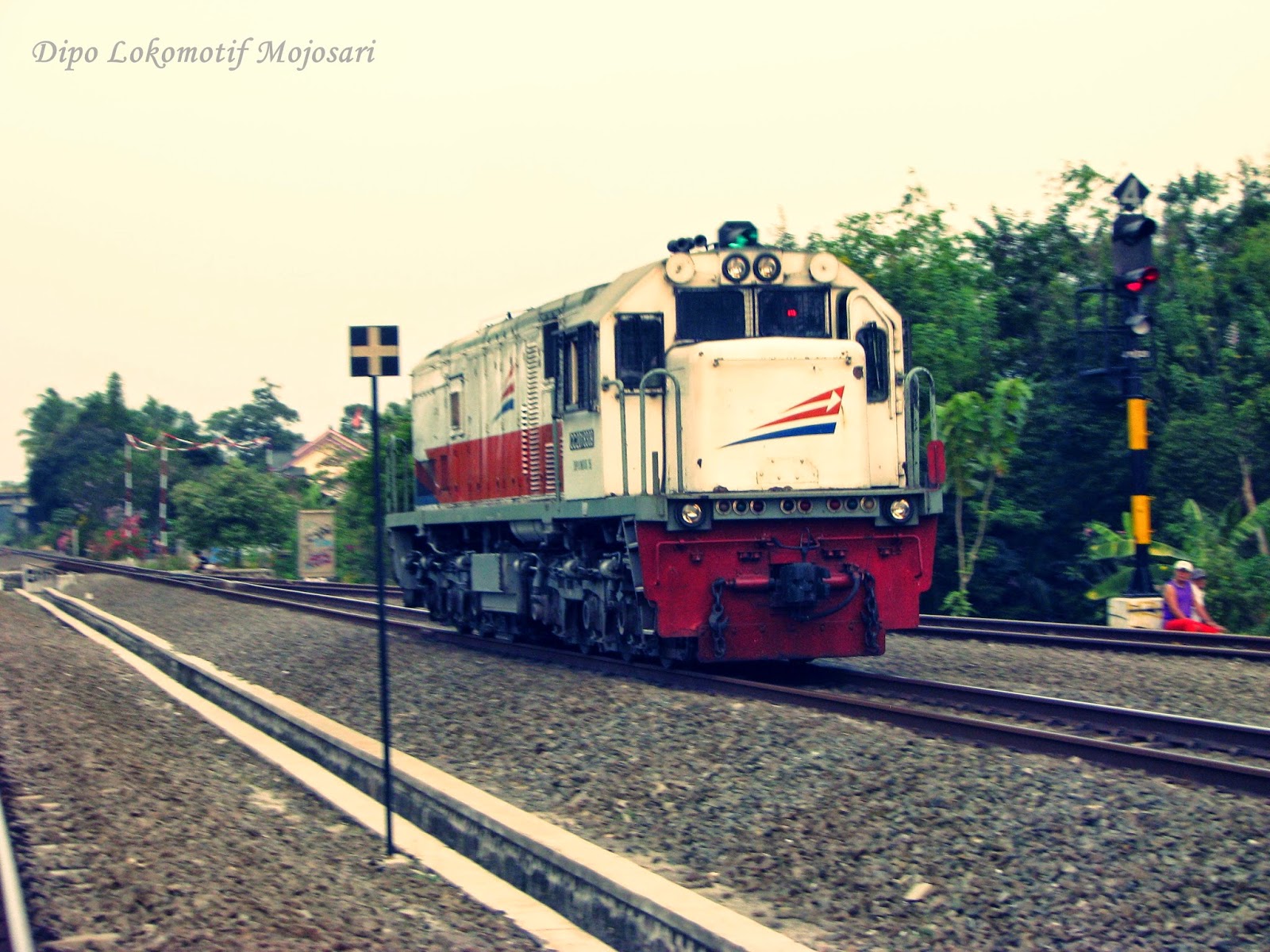 Kereta Api Indonesia: Lokomotif CC201 Sruntulan di Stasiun Patukan ...