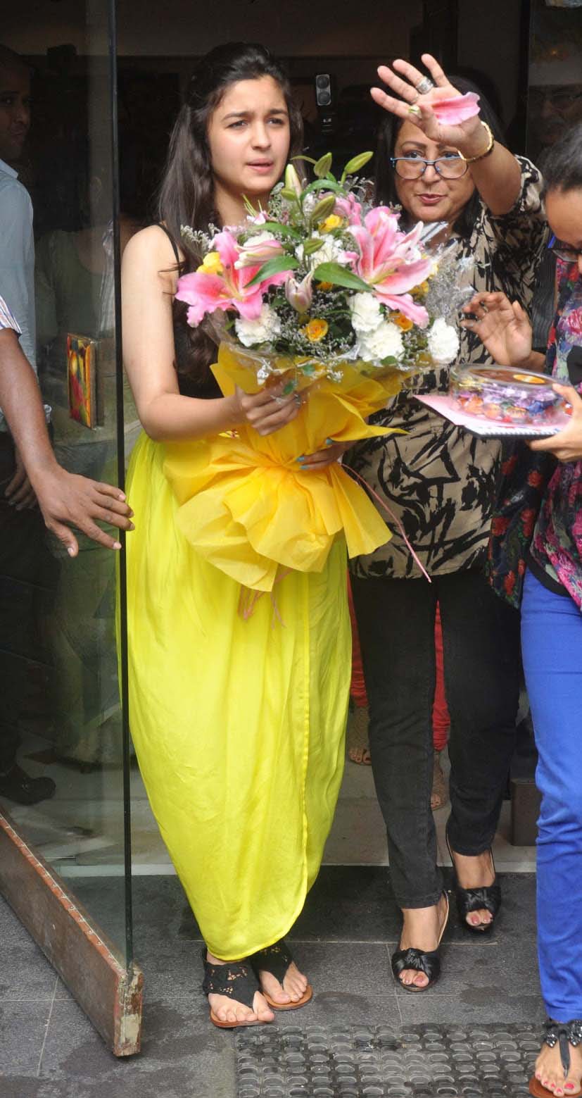 Alia Bhatt Hot Photos At Splashh Art Exhibition Inauguration Event