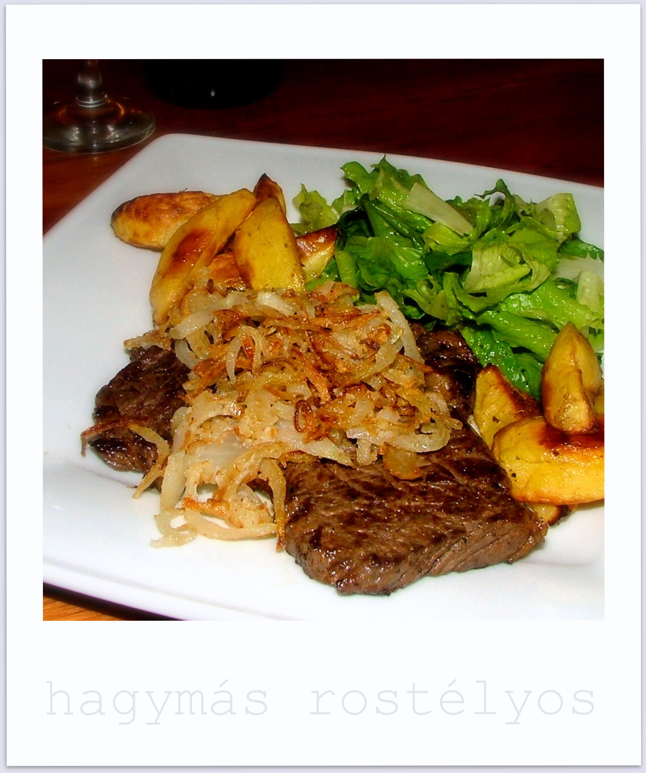 Tomakonyha: Hagymás rostélyos, tepsis steak-burgonyával és salátával