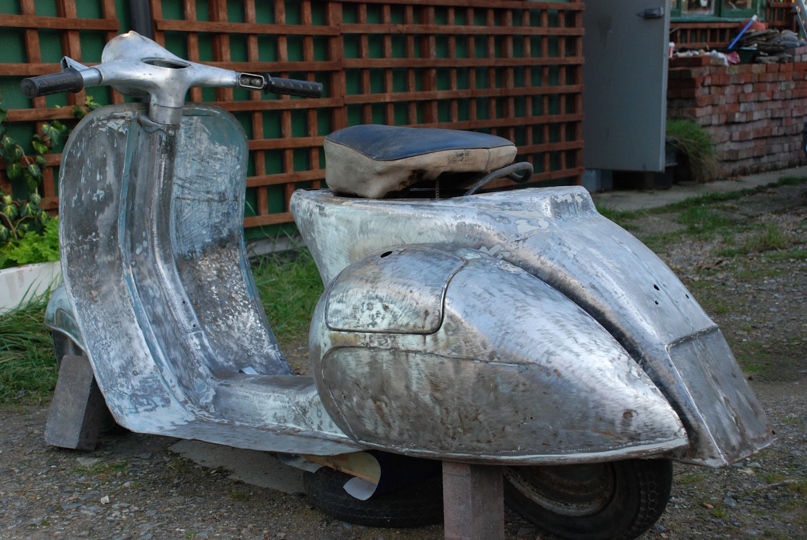 Vespa Scooter Rebuild: Bare metal photo's