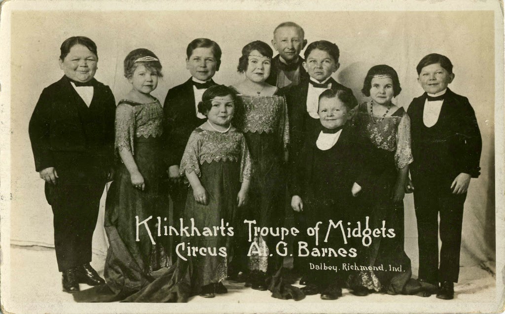Vintage Photos Reveal the Burlesque Troupe of Midgets from the 1920s ...