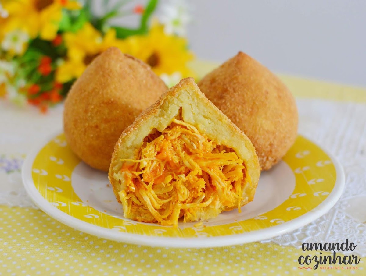 Coxinha cremosa de frango e cheddar - Amando Cozinhar