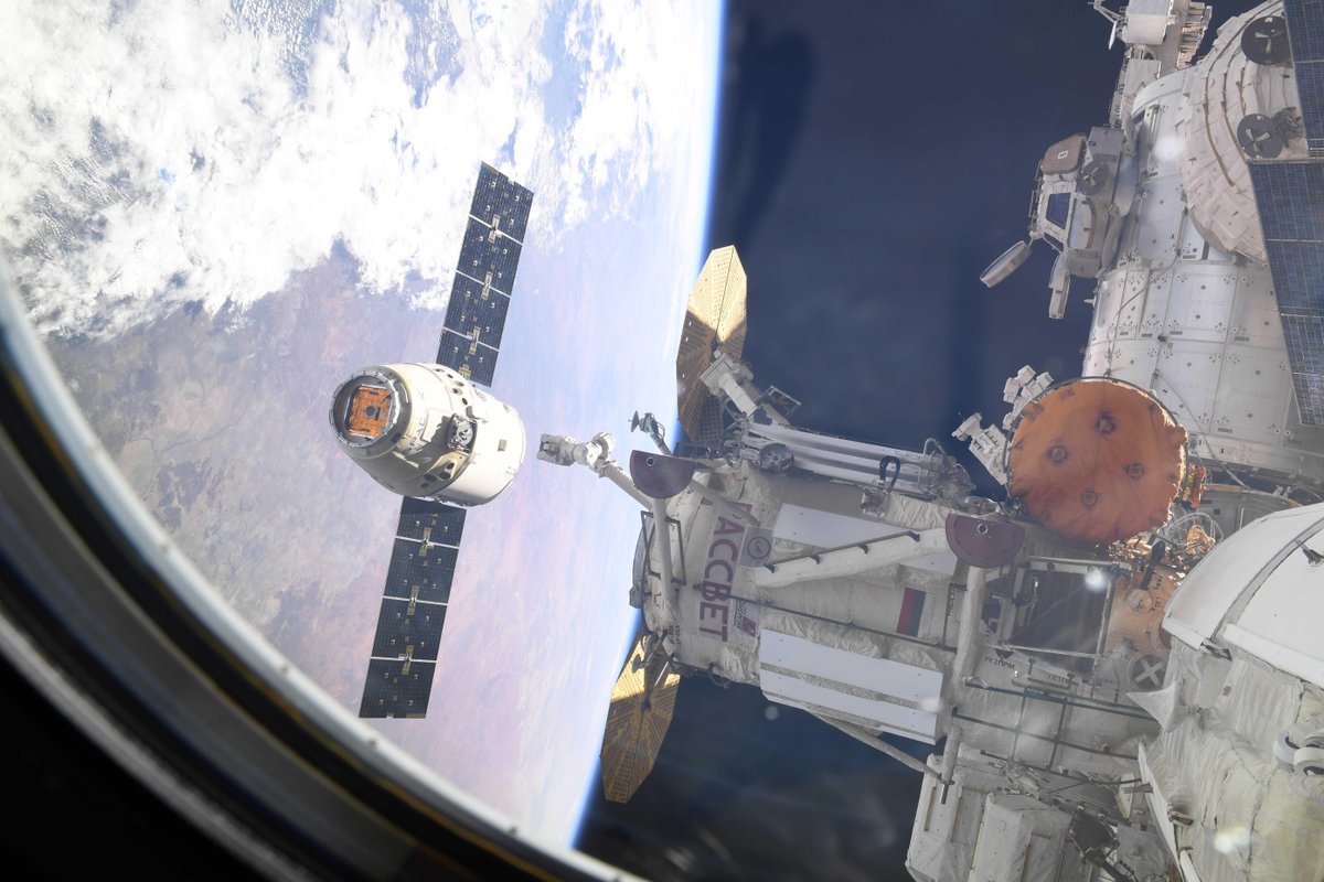 Space Upclose Spacex Dragon Cargo Ship Departs Iss Returns To Earth