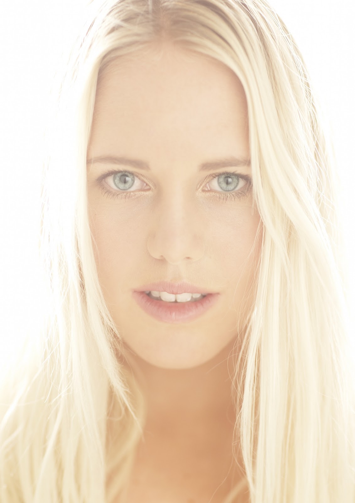 Radio Laica: Laura Enever una bella Surfista