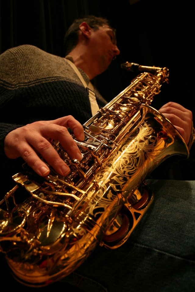 Catherine's Musings: One-of-a-Kind, One-Handed Saxophone