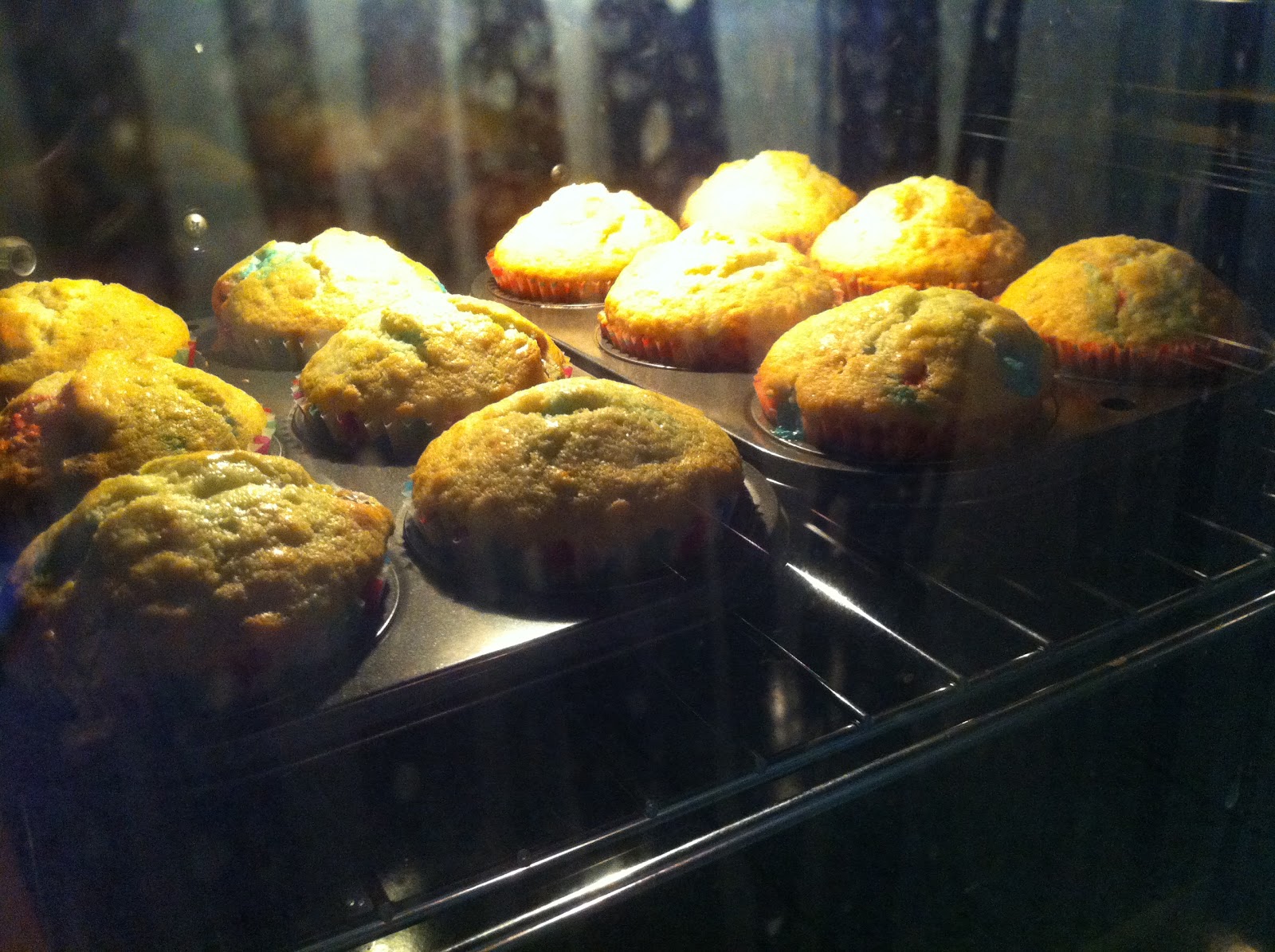 EATING WITH PEBBLES: M&M muffins