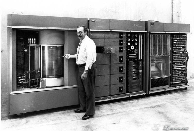 IBM RAMAC 305: Komputer Dengan Hard Disk Pertama - Laurencius
