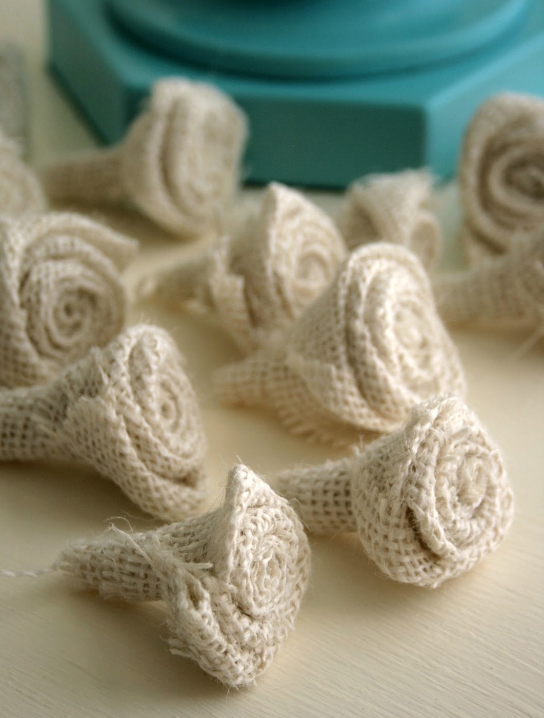 Como hacer rosas de yute para decorar una lámpara ~ Mimundomanual