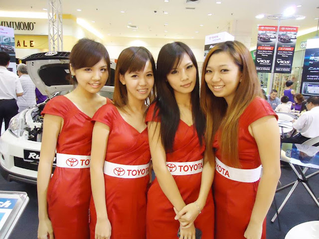 The Uniform Girls: [PIC] Toyota motor show girls (red dress)
