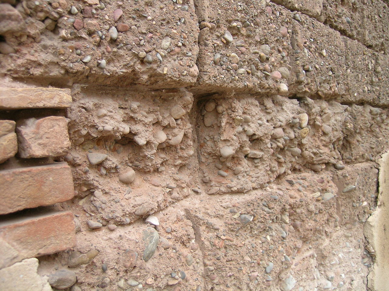 Bosco Hurtado, arquitecto: Restauración. Muros de tapial.