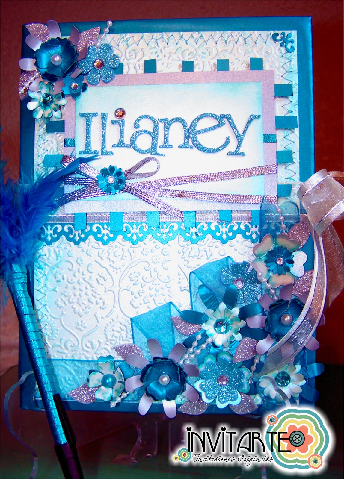 Finisimo libro en azul celeste y beige, decorado con diversas flores y ...
