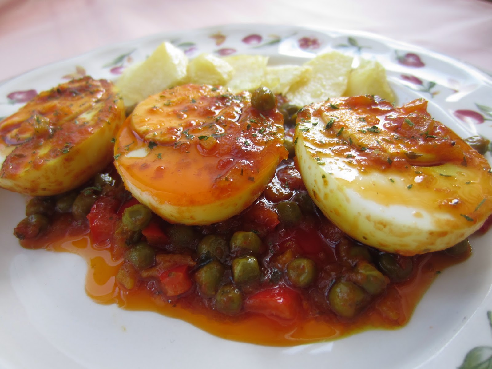 Deliciosa Gula: Huevos guisados con guisantes