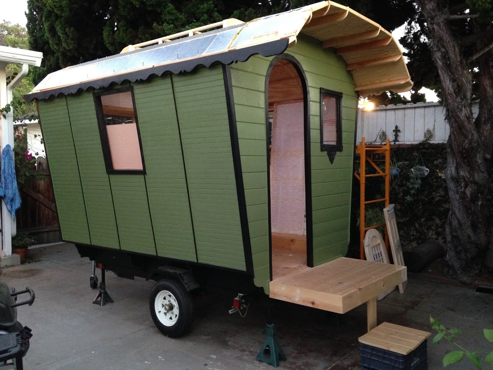 Tough Kitty Puffs: The roof on our vardo