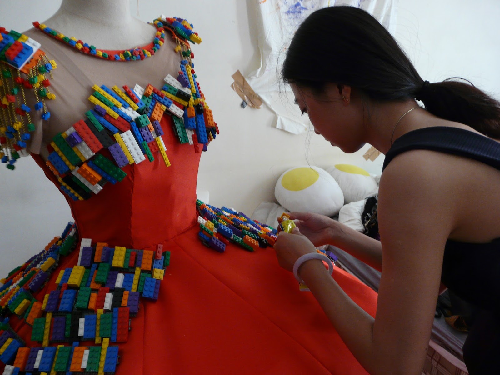 Cycle in Heels : THE LEGO DRESS FOR THE FASHION WEEK