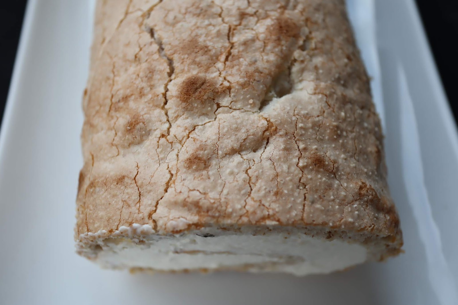 Béze ořechová roláda