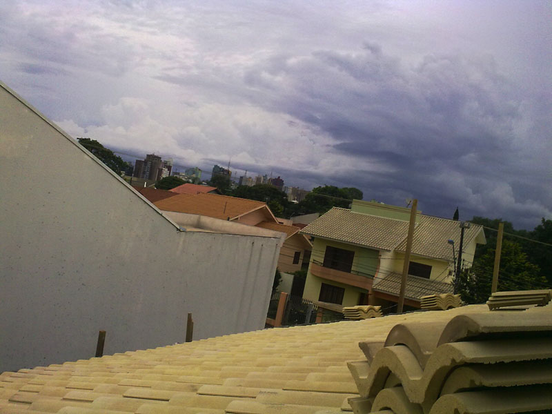 Sobrado Novo em Construção.: Telhado e reboco na fachada do sobrado.