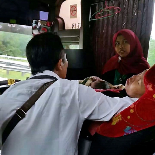 Wanita Bersalin Dalam Bas Ekspress